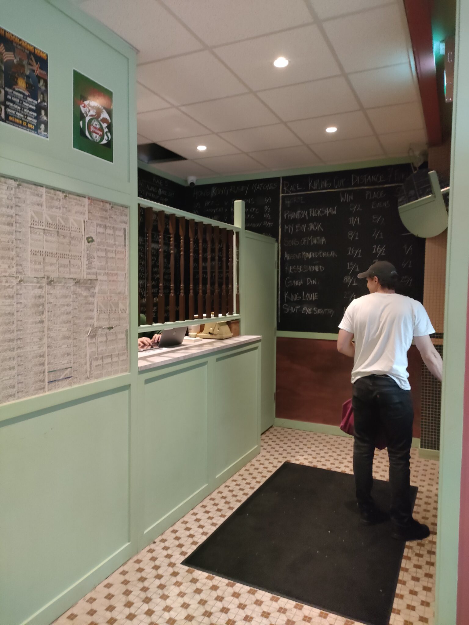 チャイナタウンの馬券売り場の裏に隠れたバー「バギーラ」とバンクーバーの多文化主義/The hidden bar ‘Bagheera ...