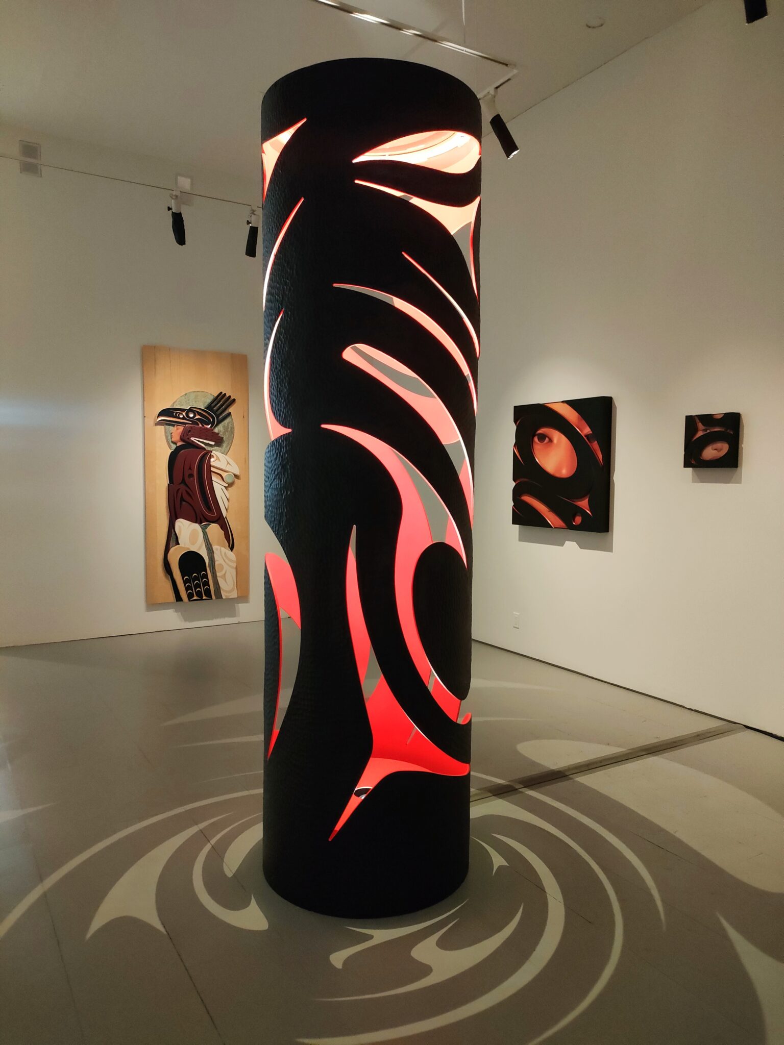 展覧会「The Seventh」、アーティストカップルLauren & Jamesのコラボレーション「KWÍKWI」〜異文化交流、伝統と革新の ...